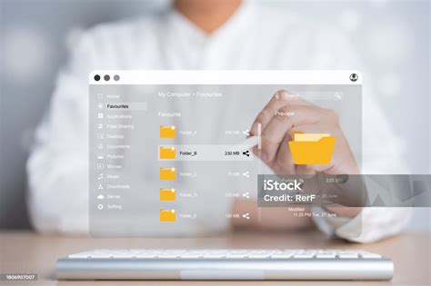 랩톱을 사용하여 엔터프라이즈 서버에서 문서 파일을 탐색하는 사업가입니다 Dms 클라우드 백업 온라인 문서 또는 디지털 스토리지 소프트웨어 데이터베이스 업로드 및 다운로드