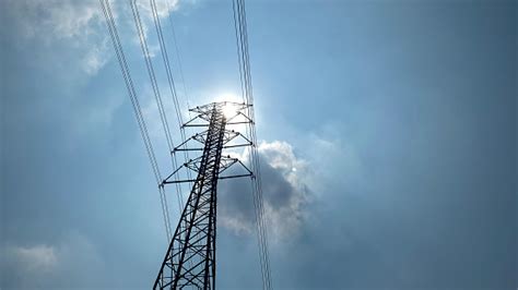 高電圧ポスト青い空の背景に高電圧タワー インドネシアのストックフォトや画像を多数ご用意 インドネシア エンジン カラー画像