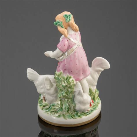 Статуэтка Девочка кормит кур скульптор Н А Малышева фарфор роспись надглазурная золочение