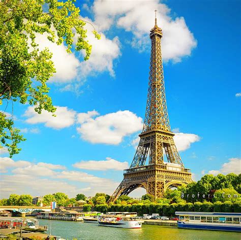 Pretty Eiffel Tower Wallpaper
