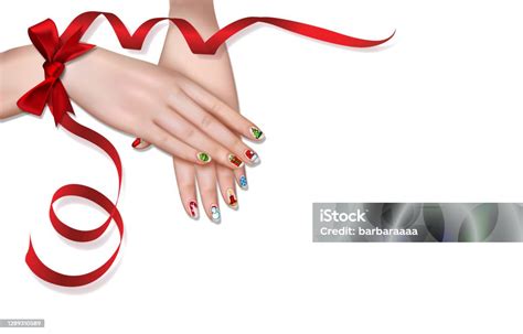 손가락 손톱에 그려진 크리스마스 디자인과 여성의 손 복사 공간과 흰색 배경이 있는 테두리입니다 손톱에 대한 스톡 벡터 아트 및 기타 이미지 Istock