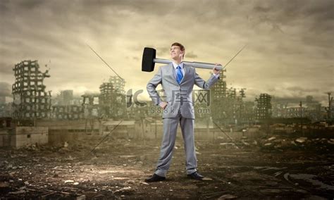 手持锤子的商人年轻果断的商人手里拿着大锤子高清摄影大图 千库网