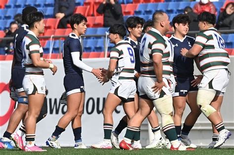 引き分け、健闘をたたえ合う高鍋（しまのジャージー）と大分東明の選手たち（撮影・永田浩） 東福岡7トライ快勝発進 全国高校ラグビー 佐賀工
