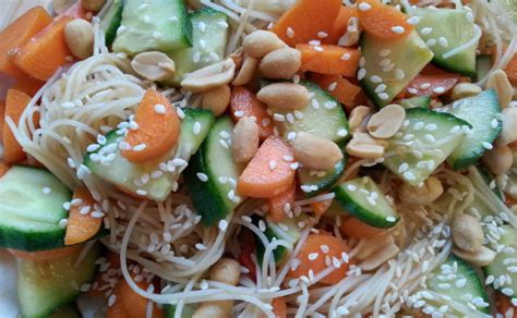 Noedelsalade Met Wortel Komkommer En Pindas Happy Mood Happy Food