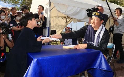 ＜ヤクルト浦添キャンプ＞即席サイン会を行う村上（撮影・尾崎 有希） スポニチ Sponichi Annex 野球