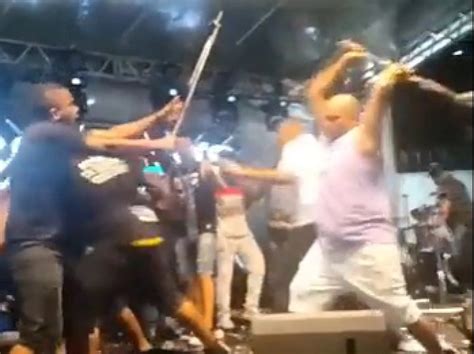 Vídeo Bandas Psirico e Samba Trator se envolvem em briga generalizada