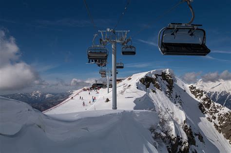 스키 슬로프와 스키 리프트와 겨울 산 파노라마입니다 높은 산에서 스키 리프트 고르 키 고 로드 N 소 치 러시아 끄라 스 나 야 뽈 랴 나 겨울에 대한 스톡 사진 및 기타