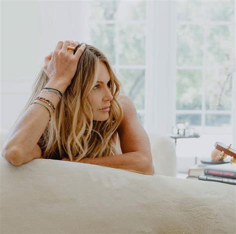 Elle Macpherson My Favourite Reads For Health And Healing Welleco Australia