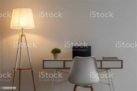 흰색 의자 빈 화면이있는 노트북 테이블에 화분질 회색 벽 배경에 저녁에 빛나는 램프 0명에 대한 스톡 사진 및 기타 이미지