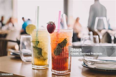 숙성된 럼 민트 다양한 과일로 만든 모히토 칵테일 2개 딸기 1개 다른 열정 과일 0명에 대한 스톡 사진 및 기타 이미지 0명 감귤류 과일 고명 Istock