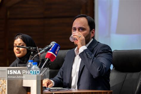 تصاویر دختری که از کف سالن به بالای سن سخنرانی سخنگوی دولت پرید دختر معترض هم جای مجری را