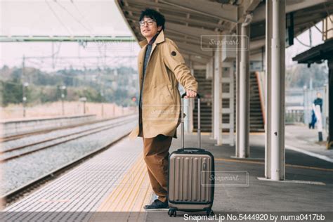 駅のホームで電車を待つ人の写真・画像素材 5444920 Snapmart（スナップマート）
