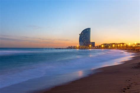 La Plage De Barcelone Au Coucher Du Soleil Photo stock Image du côte