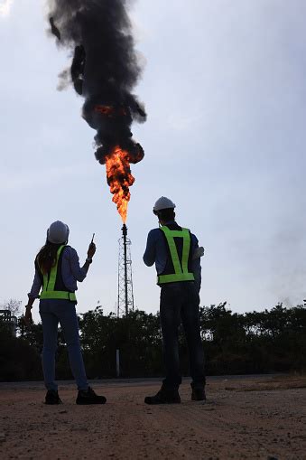 두 명의 화학 엔지니어가 석유 추출 현장에서 가스 플레어링의 안전성을 모니터링하고 있습니다 2명에 대한 스톡 사진 및 기타 이미지 Istock