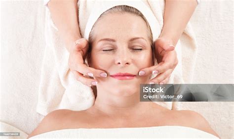 스파 환경에서 아름 다운 여자의 초상화입니다 중년 여자 하기 얼굴 마사지 에 A 스파 살롱 건강관리와 의술에 대한 스톡 사진 및