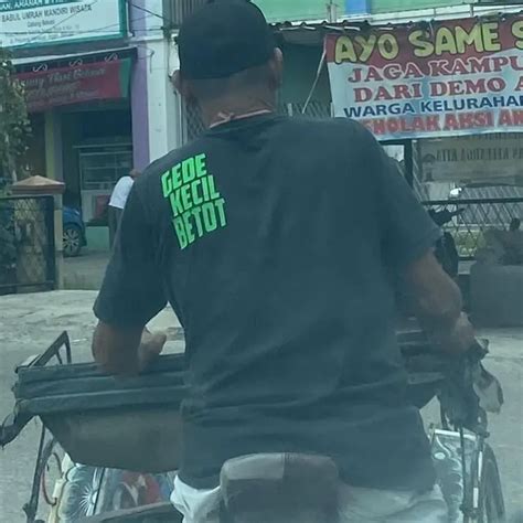 Tulisan Di Baju Pengendara Motor Ini Absurd Banget Ada Yang Memotivasi