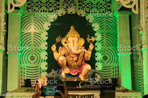 Ganesh 축제 2022 기간 동안 Guruji Talim Ganpati가 설치 한 Lord Ganesh의 아름다운 우상 0