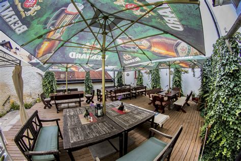 Letní posezení na venkovní terase v Restauraci U Lucerny fotogalerie