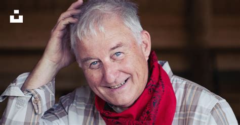 흰색과 검은색 체크무늬 드레스 셔츠를 입은 남자 빨간 스카프를 입고 사진 Unsplash의 무료 퇴직 이미지