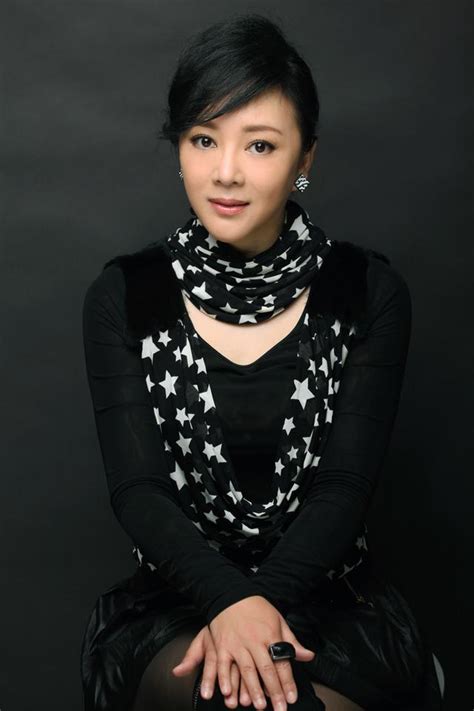 從演員變成「通緝犯」，丈夫提離婚後下跪道歉，梁麗的經歷太離譜 每日頭條