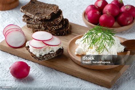 커드 치즈 무 리코타 허브가 있는 나무 도마에 집에서 만든 호밀 빵 녹색 허브로 장식 0명에 대한 스톡 사진 및 기타 이미지