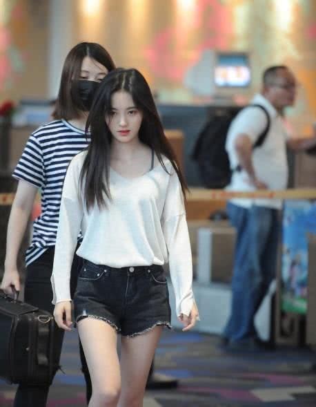 四千年美女鞠敬伟，身如薄纸，却秀出完美身材！