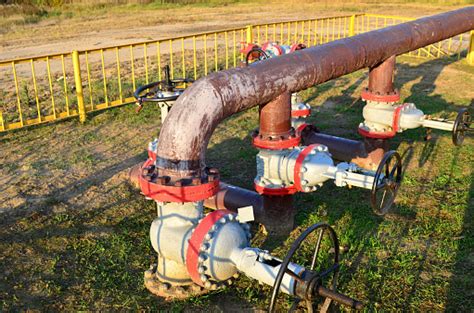 유전에서 강철 플랜지와 볼트가 있는 산업용 배관 연료 파이프 밸브 및 원유 파이프 라인 화석 연료 출력 및 원유 생산을 위한 사막 유전의 가스 시추 데릭 건축물에 대한 스톡