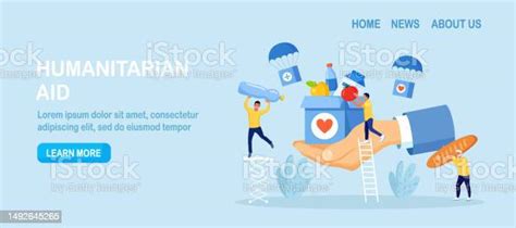 인도주의적 지원 가난한 사람들을 위한 식량 기부 난민 자원 봉사자 팀이 피난처에 헬프 박스를 모으고 골판지 기부 상자에 제품 식료품을 채 웁니다 음식을 나누는 자선 단체