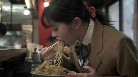 女孩吃面崩溃事件：原来她哭的从来不是一碗面，而是 知乎