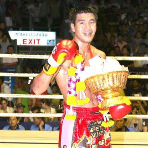 เทียบรายได้ทหารเรือ นาวาตรี ของ สมรักษ์ คำสิงห์ ได้เท่าไหร่