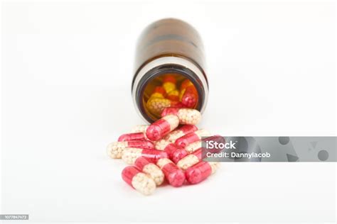 藥丸片藥藥 一堆藍色白色黃色和綠色的片劑膠囊特寫鏡頭藥丸和片劑在白色背景 分類藥物 照片檔及更多 上癮 照片 上癮 乙醯水楊酸 健保和