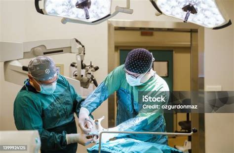 병원 수술실에서 뇌종양 수술을 준비하는 신경외과 의사 팀 2명에 대한 스톡 사진 및 기타 이미지 2명 30 34세 40