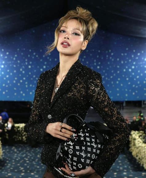 Lisa首次亮相metgala红毯 黑蕾丝造型惊艳全场中华网