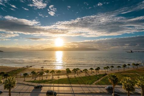 Belo pôr do sol na praia em vlore albânia pôr do sol céu na praia na