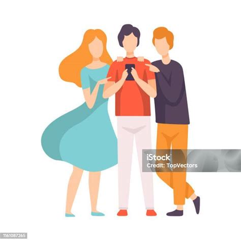 세 친구 이야기 하기 각각의 보고 보고 스마트 폰 벡터 일러스트 남자에 대한 스톡 벡터 아트 및 기타 이미지 남자 말하기