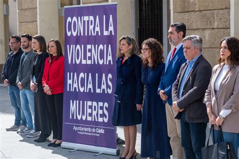 Minuto De Silencio En El Ayuntamiento De Cádiz En Repudio Al Presunto
