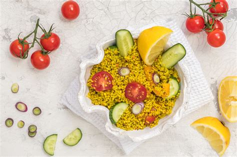 오이 토마토 양파를 흰색 그릇에 흰색 그릇에 얹은 건강한 쿠스쿠스 샐러드 상단 보기 0명에 대한 스톡 사진 및 기타 이미지