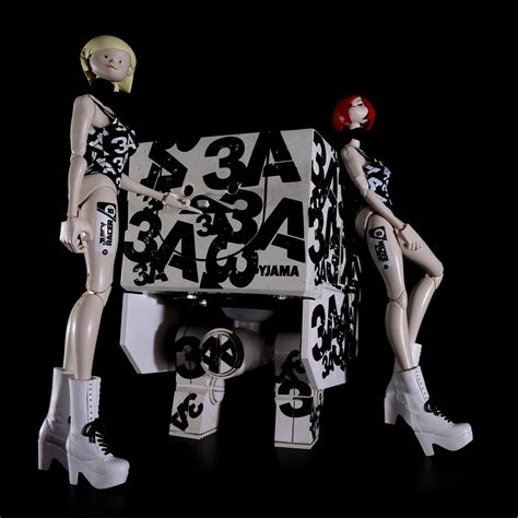 Race ⁠girls Threea Underverse Designertoy Robot Photography