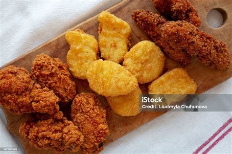 Fastfood Lezat Nugget Ayam Sayap Dan Tender Di Papan Kayu Pedesaan