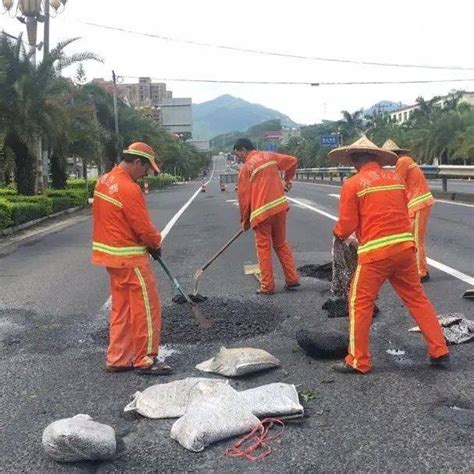 漳路养护修复水沟防堵塞修补坑槽保畅安 路面 人员 进行