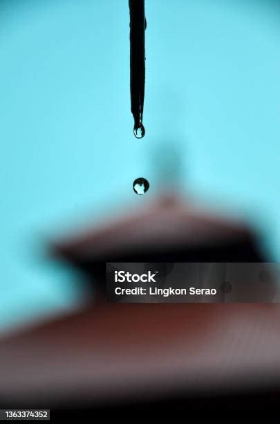 비가 내린 후 젖은 밧줄에서 떨어지는 물 방울의 클로즈업 교회 배경에 대한 빗물의 작은 물방울 0명에 대한 스톡 사진 및 기타 이미지 Istock