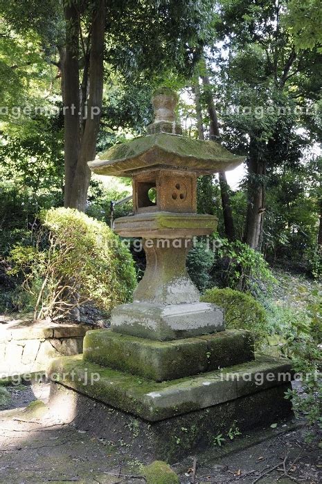 日本庭園の石灯籠の写真素材 24298832 イメージマート