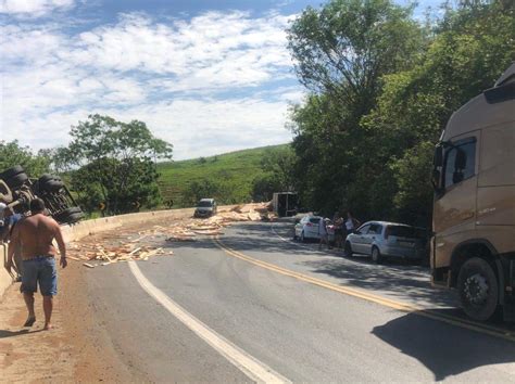Trecho Da Br 101 é Totalmente Interditado Após Acidente Com Carretas