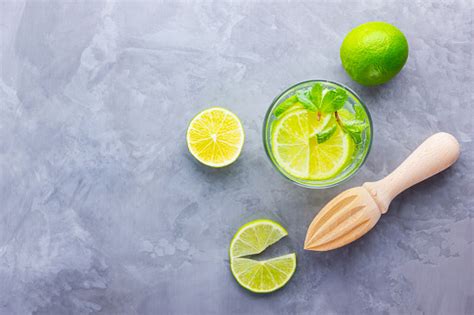 라임과 민트를 곁들인 모히토 칵테일 회색 배경에 모히토 한 잔 라임과 상쾌한 민트 칵테일 주입된 물 맨 위 보기 복사 공간 0명에 대한 스톡 사진 및 기타 이미지 Istock