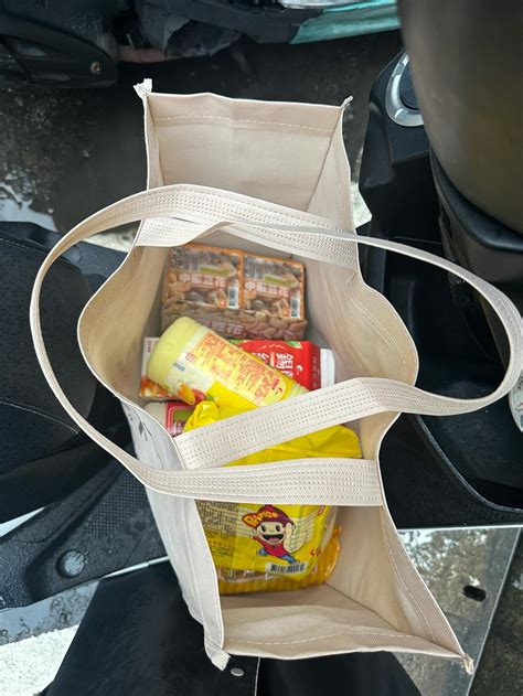 水瓶老公的荒唐事蹟 ：我先買了一些（防颱食物） 我：好！（細看👀⋯） 中華豆花（？ 果汁牛奶（？ 錫蘭紅茶（？ 王子麵（？ 我：你有買青菜嗎