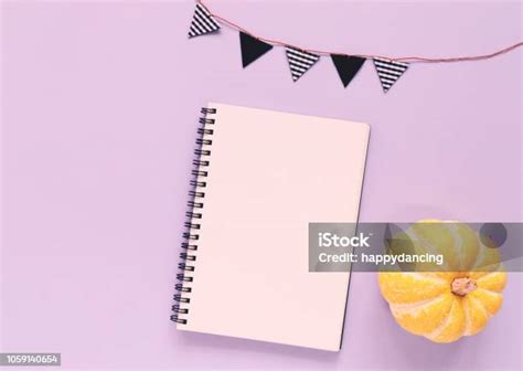 플랫 호박과 최소한의 작업 영역 빈 노트북의 누워 및 깃발 보라색 배경에 플래그 공간 복사 0명에 대한 스톡 사진 및 기타 이미지 0명 가을 개념 Istock