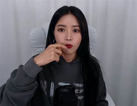 Pin By Hera On Mαmαmσσ Female Asian