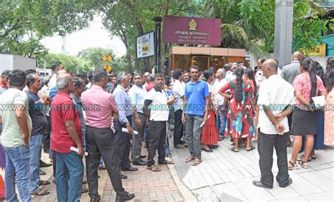 අනිවාර්ය නිවාඩු යැවීමට එරෙහිව සතොස සේවකයෝ විරෝධතාවක Lankadeepa Online