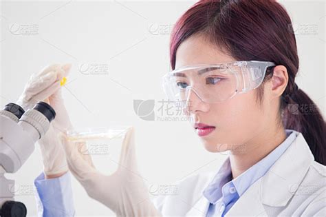 女科学家拿着培养皿