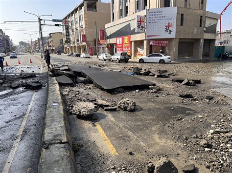 （有影片）／有如被轟炸！員林市莒光路自來水管爆裂 馬路瞬間隆起形成大洞 蕃新聞